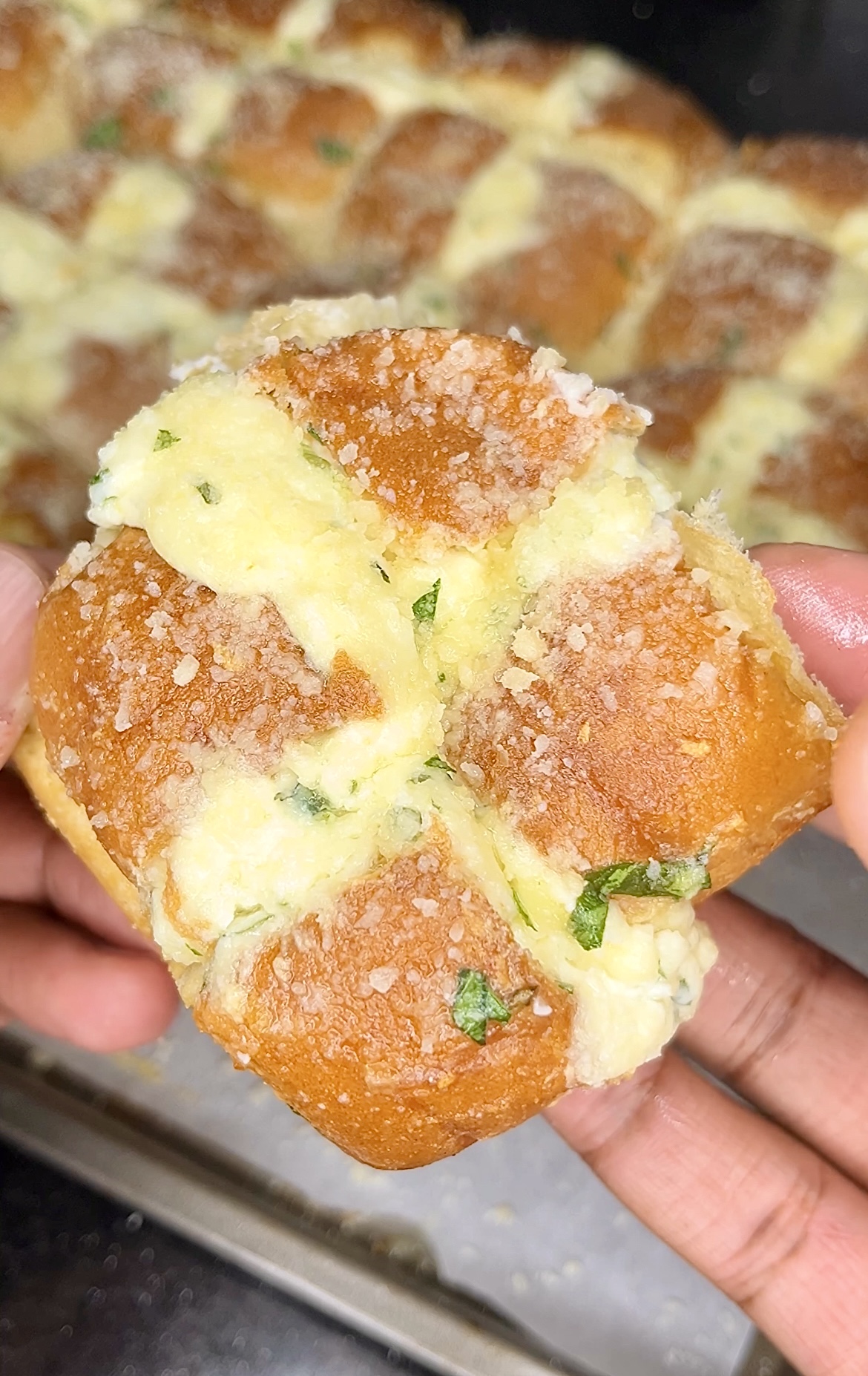 Garlic Cream Cheese Hawaiian Rolls | kingcooks